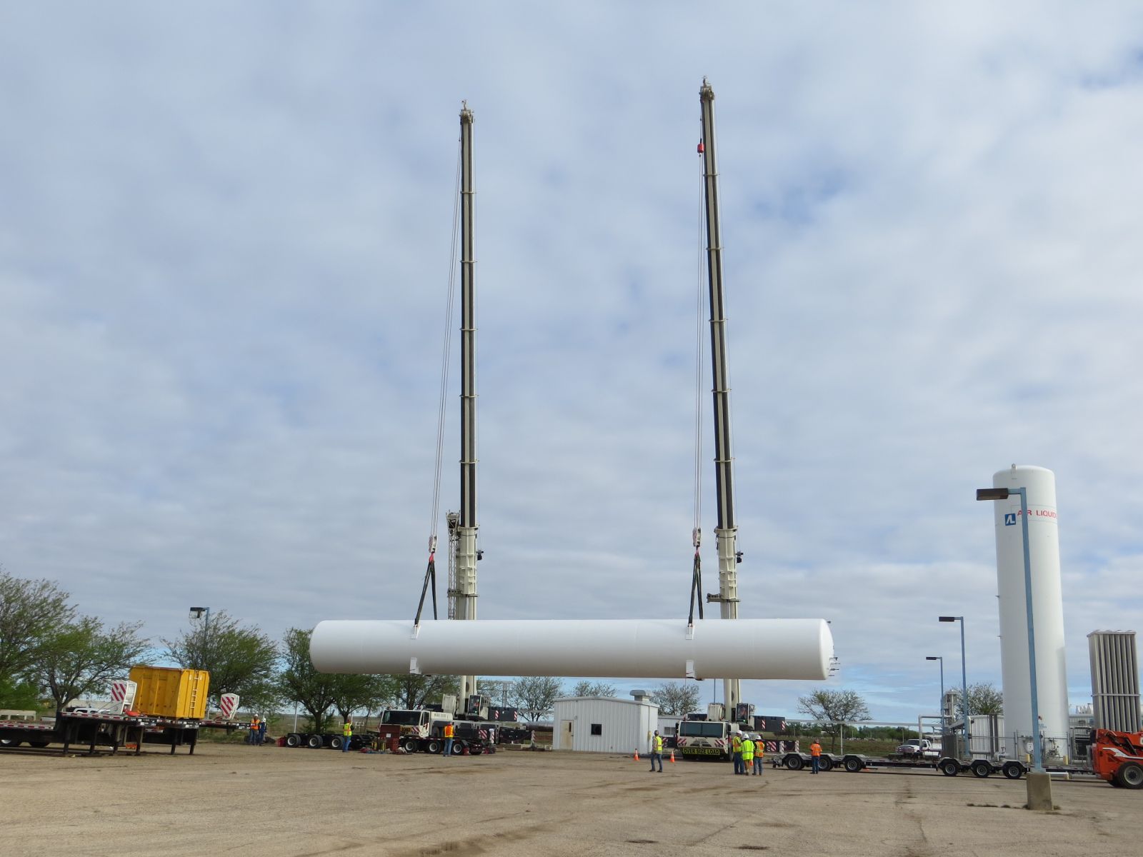 Marks Hoists Tank in Two-Crane Pick | Crane Hot Line