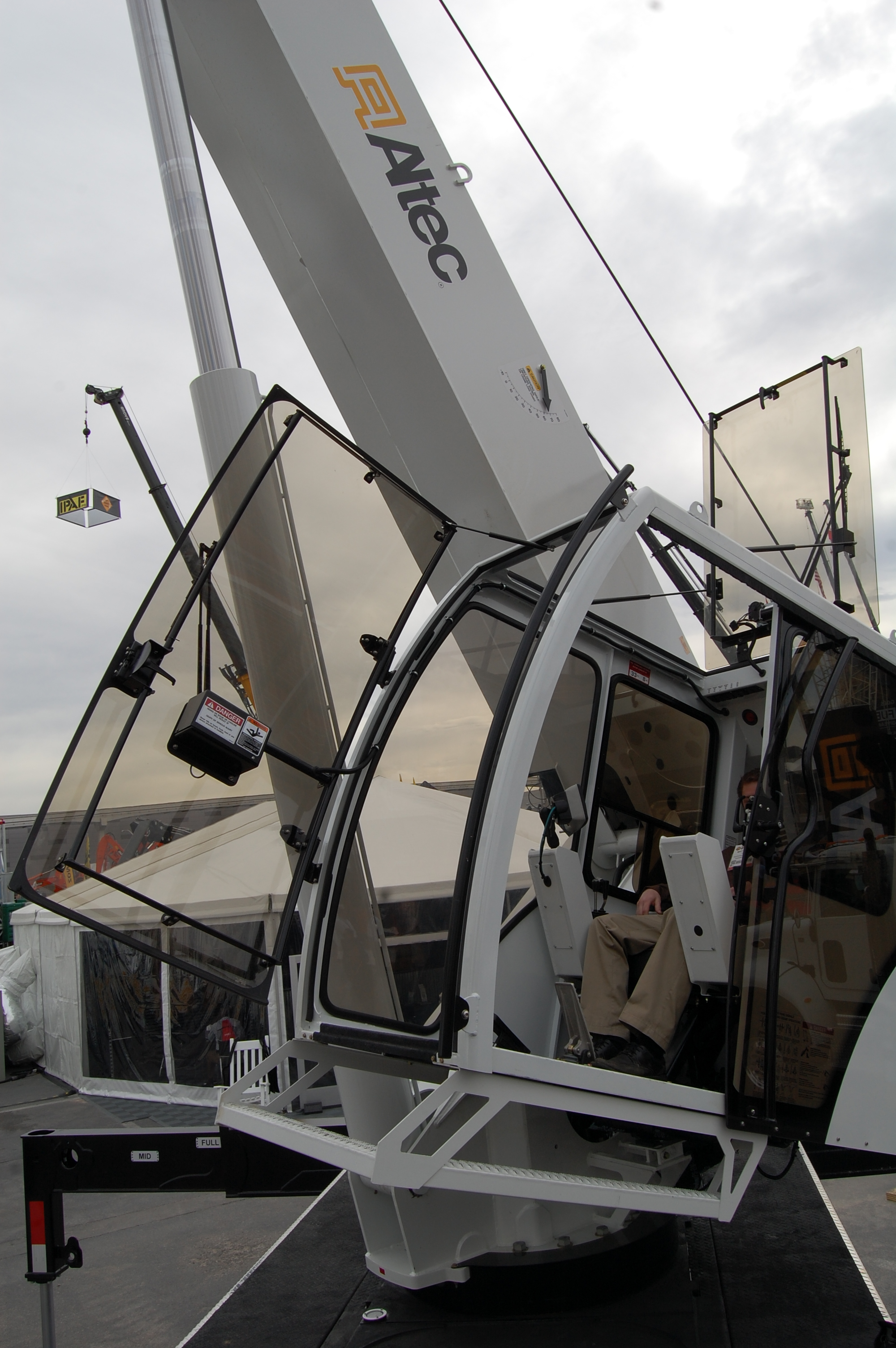 Altec Unveils Dual-Entry, Tilt Cab for Boom Trucks | Crane Hot Line