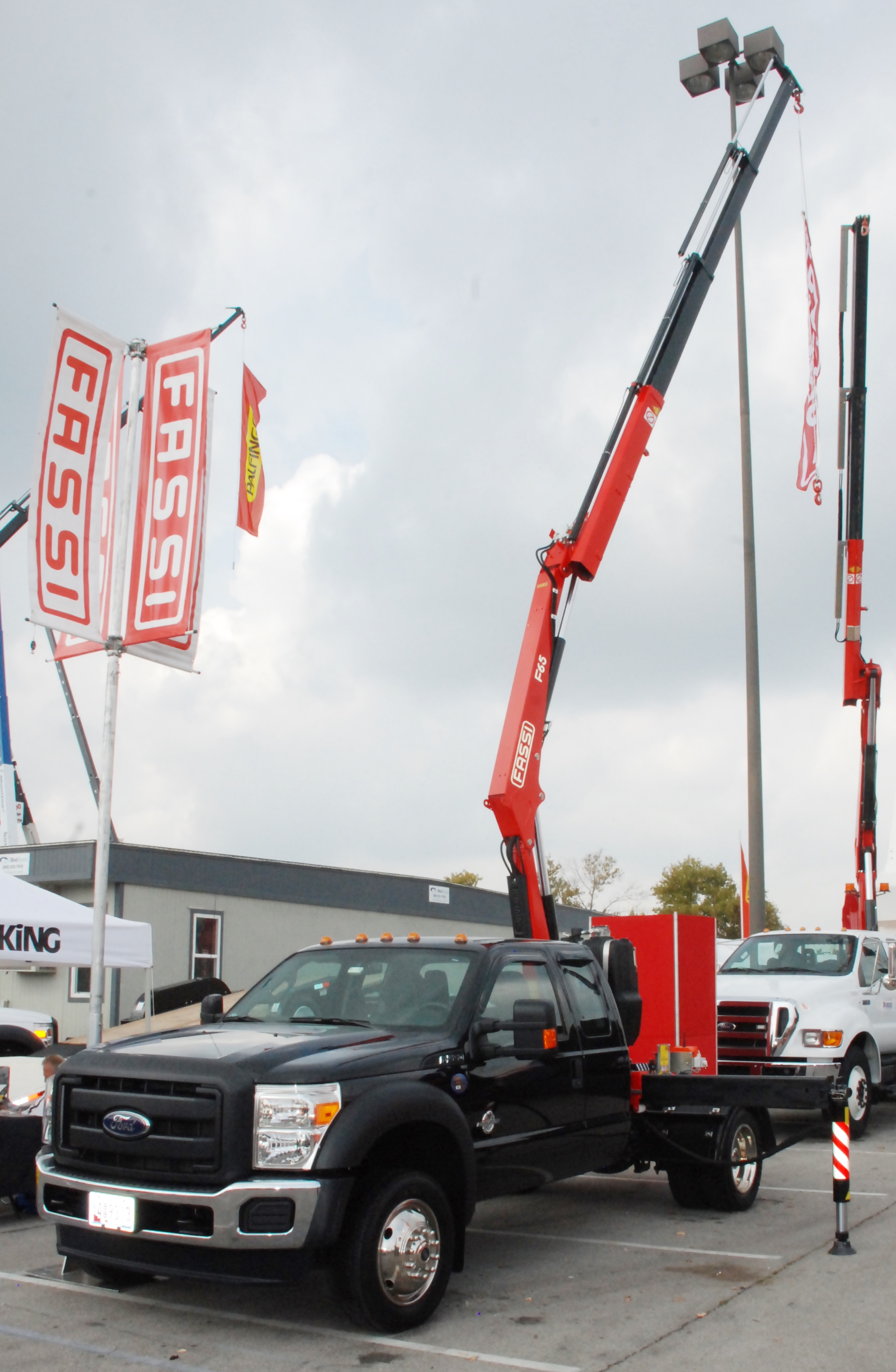 Fascan Exhibits Fassi F65 Knuckleboom for Small Trucks | Construction ...